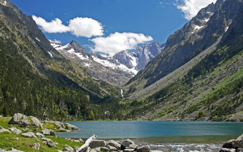 Lac de Gaube - A Breathtaking French Pyrenees Hike | The Gap Decaders